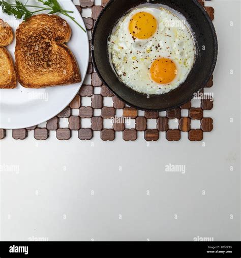 Œufs Frits Dans Une Poêle En Fer Rustique Toasts Sur Un Plat Pour Le