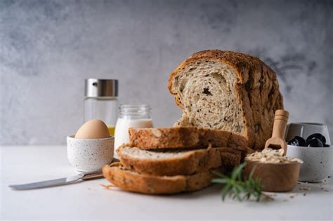Pan De Trigo Integral Casero En Rodajas Frescas Sobre Fondo Rústico
