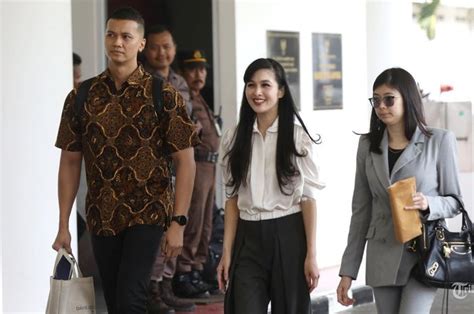 Datangi Kejagung Dengan Gaya Berkelas Pakar Fashion Soroti Penampilan
