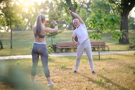 Entrenamiento De La Mañana Una Pareja Madura Haciendo Ejercicio En El