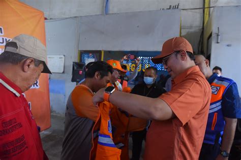 Beri Semangat Wali Kota Sukabumi Serahkan Rompi Dan Topi Baru Ke Juru