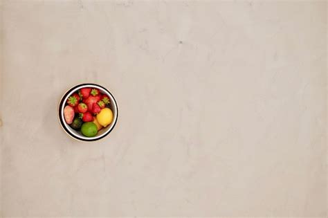 하얀 탁자 위에 신선하고 다채로운 과일이 담긴 작은 그릇의 모습 건강한 식생활에 대한 스톡 사진 및 기타 이미지 건강한