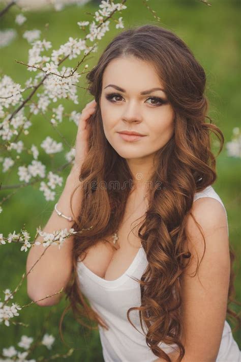Portrait Dun Jeune Jardin De Brune Au Printemps Image Stock Image Du