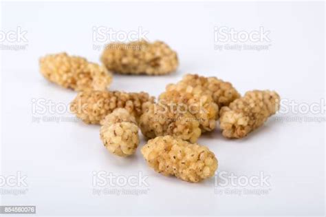말린된 화이트 Mulberries 과일 이란과 터키에서 건강 하 고 인기 있는 달콤한 스낵 흰색 배경에 고립의 촬영을 닫습니다