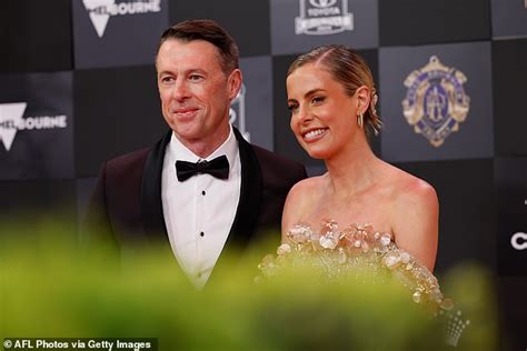 El Entrenador De Collingwood Craig McRae Luce Una Figura Elegante