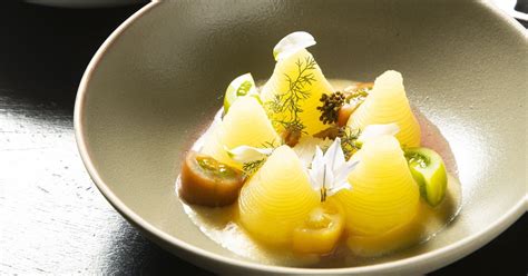 얇게 썰어 돌돌 만 사과와 콜라비 접시에 담긴 현대 미술품이네