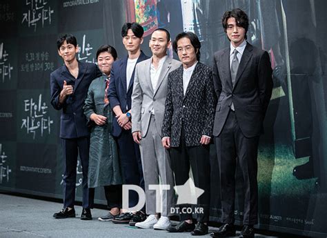 타인은 지옥이다 출연진 포스터 장면처럼 스타포토 타인은 지옥이다 출연진 포스터 장면처럼 스타포토