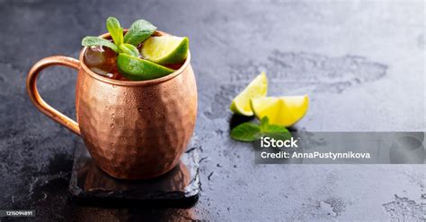 생강 맥주 보드카 라임 민트와 모스크바 뮬 칵테일 검은 색 배경입니다 공간을 복사합니다 닫아 0명에 대한 스톡 사진 및 기타 이미지 Istock