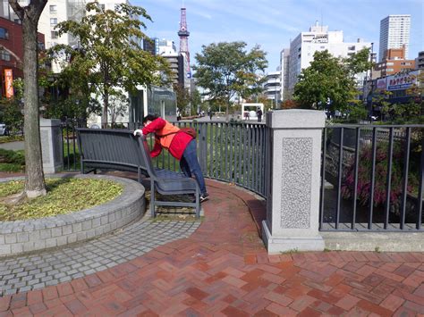 公園内のごみ拾いとベンチの清掃 創成川公園