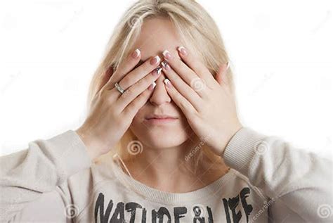 Muchacha Que Cubre Su Cara Por Sus Manos Imagen De Archivo Imagen De