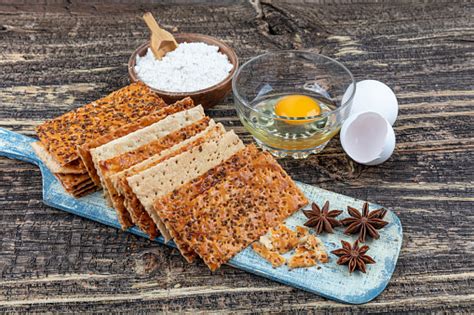 레시피 맛있는 참깨 쿠키를 자세히 밀가루 계란 참깨 접시에 버터 어두운 스탠드에 설탕 한 숟가락과 양피지에 참깨 쿠키 0명에 대한 스톡 사진 및 기타 이미지 Istock