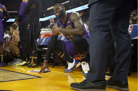 Nba》詹皇拉傷鼠蹊部提前退場 湖人仍舊大勝勇士 風傳媒