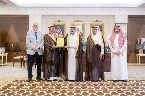 جريدة الرياض فيصل بن مشعل يتسلم شهادة الآيزو العالمية ودرع التميز