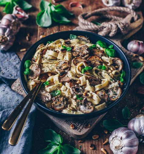 Nudeln mit cremiger Champignonsoße vegane Béchamelsauce Bianca