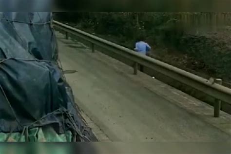高速路上堵车十几个小时，女司机憋不住了，行车记录仪记录全过程