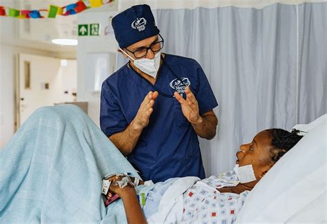 Käkkirurgen Payam Farzad Om Att Vara Volontär I Sierra Leone ”värt Varenda Minut” Mercy Ships