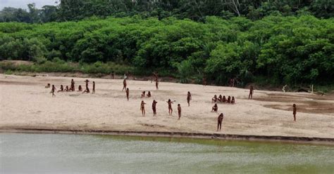 خروج قبيلة ماشكو بيرو المنعزلة من الغابات دق ناقوس الخطر ما القصة؟ التلفزيون العربي