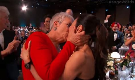 Jamie Lee Curtis Celebra Su Gran Noche Con Beso A Michelle Yeoh Y Se