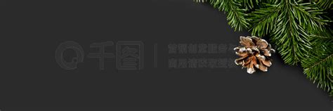 安排高清图片圣诞节边界安排了与新鲜的冷杉分支和在黑纸背景，文本的拷贝空间的杉木锥体冷杉分支的圣诞节边界创意合成免费下载格式