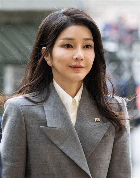 暴瘦、白发，韩国第一夫人金建希健康堪忧？韩媒：据说她几乎无法进食尹锡官邸相关