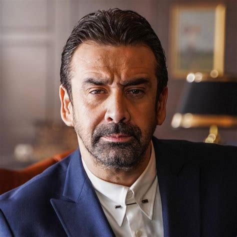 وفاة والدة كريم عبد العزيز وهذا ما قرره في جنازتها مجلة لها