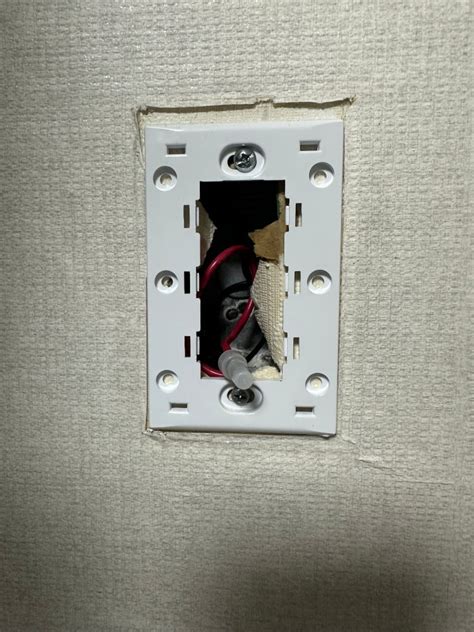 방 안 청소중 콘센트 뚜껑같은걸로 덮여있어서 지식in