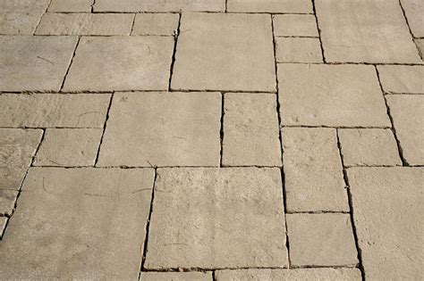 Jak uniknąć uszkodzeń na kostce brukowej i na tarasie Budujemy Dom