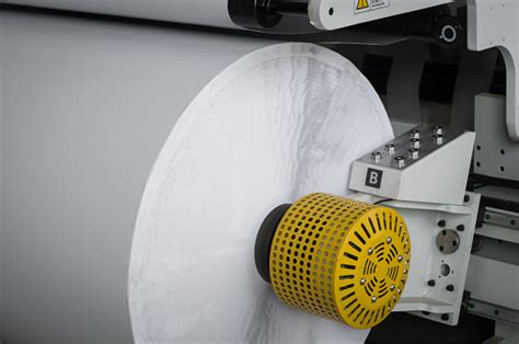 롤 고속 인쇄 기계와 인쇄 하우스를위한 백서의 큰 롤을 절단하기위한 현대 기계 선택적 초점 굴리기에 대한 스톡 사진 및 기타 이미지 Istock