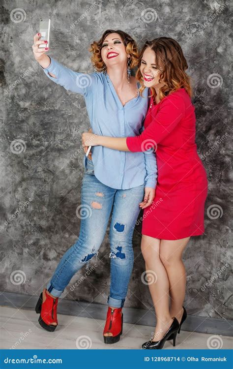 Deux Belles Filles Riant Et Prenant Des Photos Le Concept De Photo