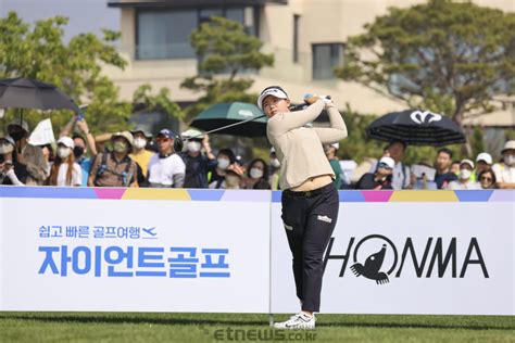 포토 임희정 선두를 향한 힘찬 티샷 전자신문