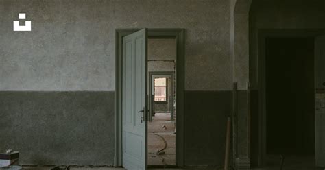 세면대와 변기가 있는 욕실 사진 Unsplash의 무료 방 이미지