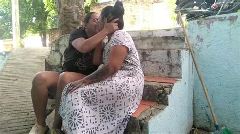 Lesbiana Cachonda Se Le Insinúa A Persona De Edad Mayor Y La Convence Follar En Publico Xxx