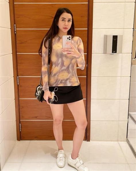 Gemas Aura Kasih Pakai Rok Super Mini Selfie Di Toilet Netizen Janda
