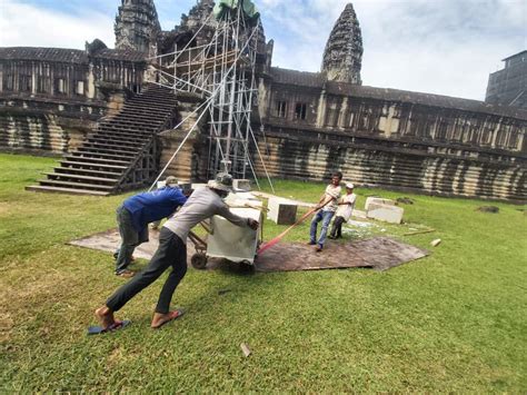 ខឿនរួតបាកាណនៅផ្នែកអាគ្នេយ៍នៃប្រាសាទអង្គរវត្ត ជួសជុលនិងពង្រឹង តាមបែបបុរាណដោយប្រើកម្លាំងមនុស្ស
