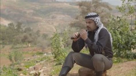 منذر خليل يختار الأصعب ويبدع في عسال فوشيا