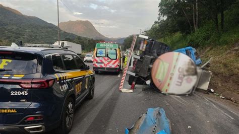 Acidente entre caminhões deixa um em estado grave na BR