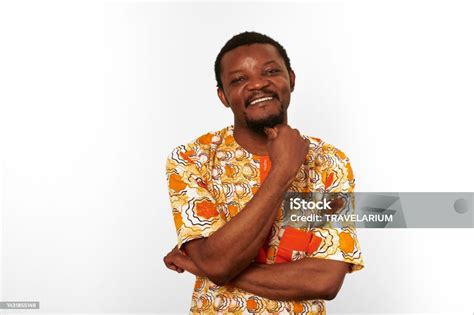 하얀 배경에 고립 된 아프리카의 밝은 옷을 입은 사려 깊은 미소 짓는 흑인 남자 연금 남자 35 39세에 대한 스톡 사진 및 기타 이미지 Istock