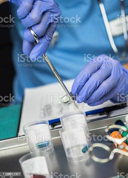 간호사는 병원에서 환자를위한 복용량 약을 잘라 개념적 이미지 간호사에 대한 스톡 사진 및 기타 이미지 간호사 개념 개념과