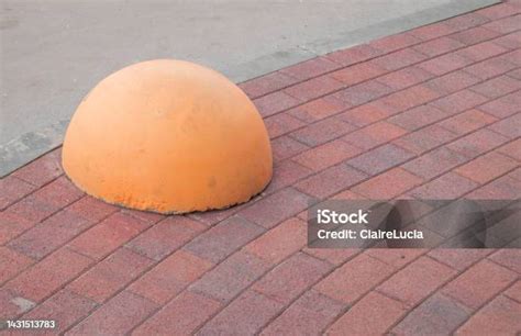 보행자 구역을 주차로부터 보호하기위한 노란색 제한 반구 안전한 도시 환경 공간의 복사본 0명에 대한 스톡 사진 및 기타 이미지 0명 거리 건설용 배리어 Istock