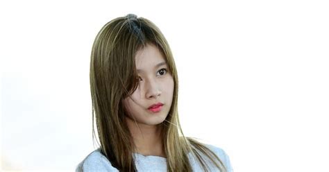 트와이스 사나 공항 밝히는 상큼 비주얼