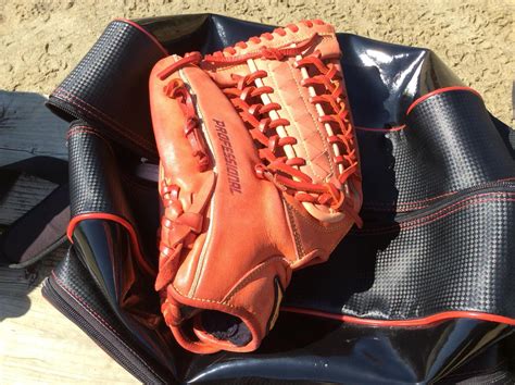今日 久々に ソフトボール をした。 娘とキャッチボール 🥎 あれっ肩痛めてる ‼️😅 え〜って、高校卒業時以来 無理しない様に