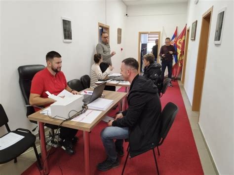 Почело потписивање уговора са Србима који су напустили приштинске институције ФОТО