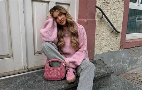 Цей ніжний колір кросівок на весну ідеально підійде до будь яких штанів Читайте на Ukr Net