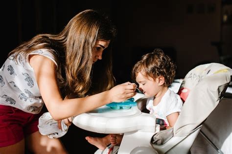 Madre Alimentando A Su Bebé Con Una Cuchara Mamá Dando Comida Saludable