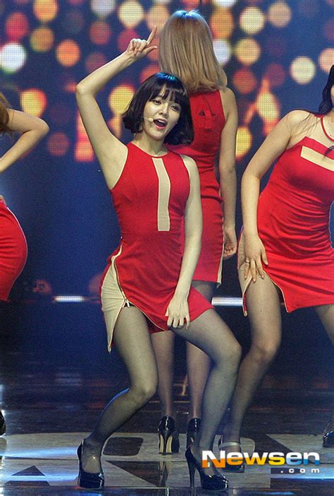 포토엔 Aoa 지민 ‘짧은 치마 손으로 꽉 쥐고 손에 잡히는 뉴스 눈에 보이는 뉴스 뉴스엔