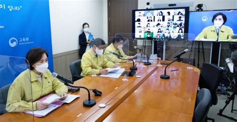 학교방역 떠넘기기 유은혜 설득에도 교사들 반발 여전 한국일보