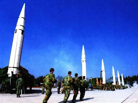 两个拳头不能同时打人！美国报告：中国10年之内将有1500枚核弹头核武进行世界