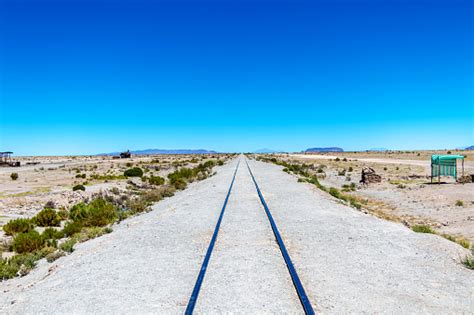 증기 기관차 묘지 우유니 솔트 플랫 볼리비아에서 끝없는 철도 도로 0명에 대한 스톡 사진 및 기타 이미지 0명 강철 거리 Istock
