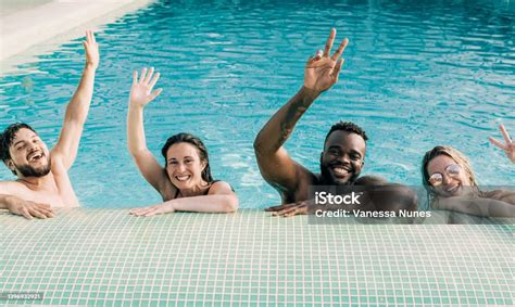 여름 방학 동안 실내에서 수영장 파티에서 즐거운 시간을 보내는 행복한 사람들 아프리카 남자의 얼굴에 중점을 둡니다 남자에 대한 스톡 사진 및 기타 이미지 Istock