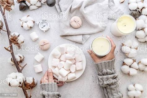 파스텔 톤의 여성 작업 공간 마시멜로 면 흰색 대리석 배경에 촛불 상단 보기 개념에 대한 스톡 사진 및 기타 이미지 개념